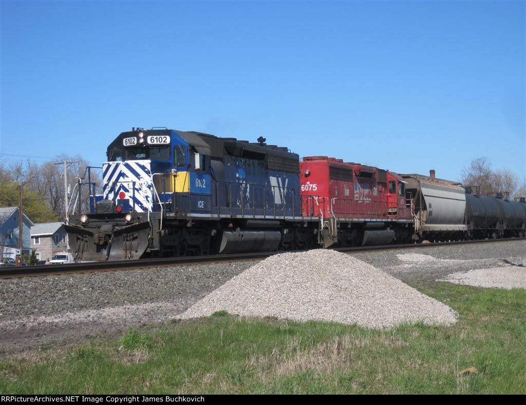 Westbound ICE 6102 and DME 6075